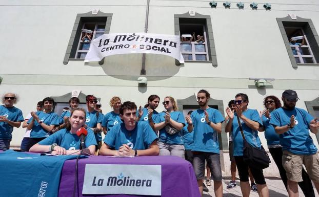 Decenas de personas ocupan el edificio que albergaba el hotel Marqués ... Decenas de personas ocupan el edificio que albergaba el hotel Marqués ...